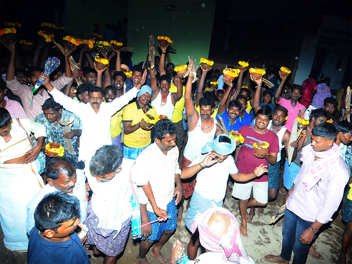 గూగూడు కుళ్లాయిస్వామి క్షేత్రం భక్తజన సాగరం (ఫొటోలు) | Muharram 2025, Huge Devotees At Gugudu ...